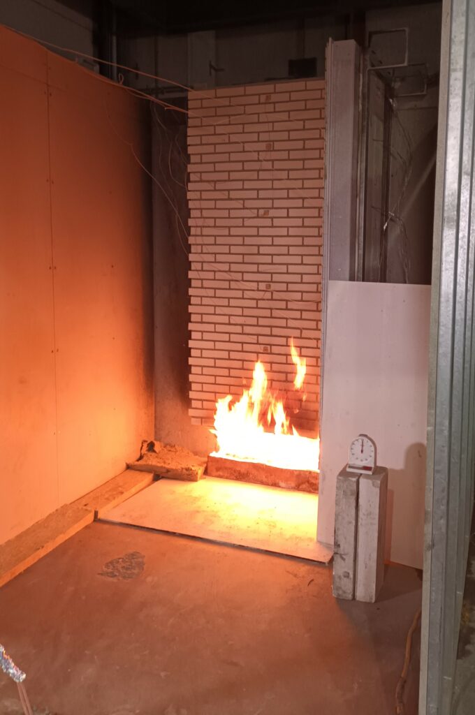 Intermediate Scale Facade Test Conform ISO 13785-1